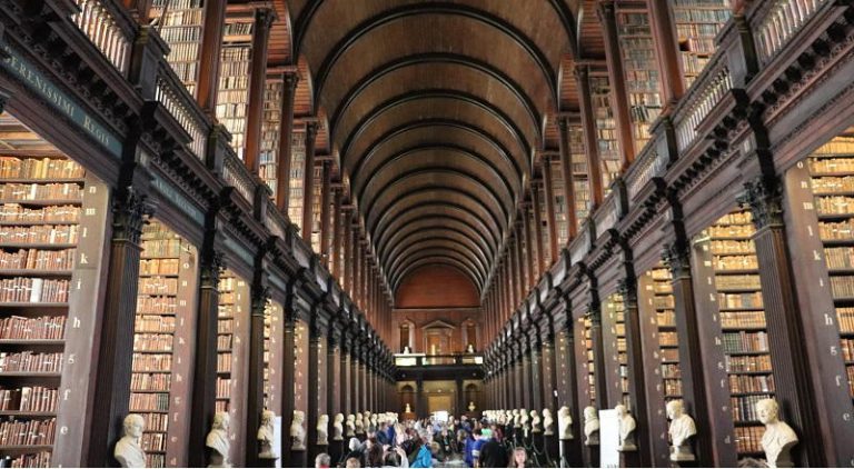 La Biblioteca del Trinity College de Dublín y el Libro de Kells.